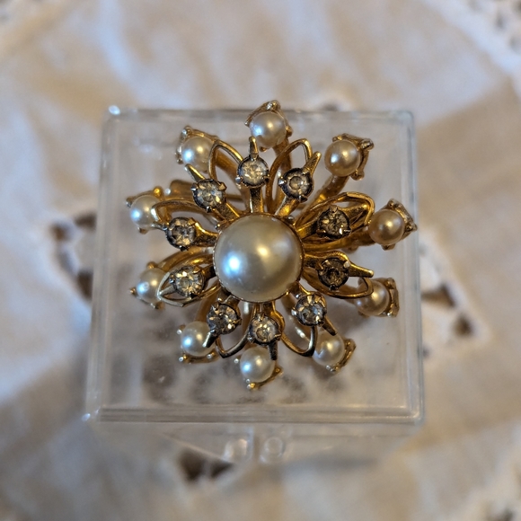 Coro | Jewelry | Vintage Coro Brooch | Poshmark
